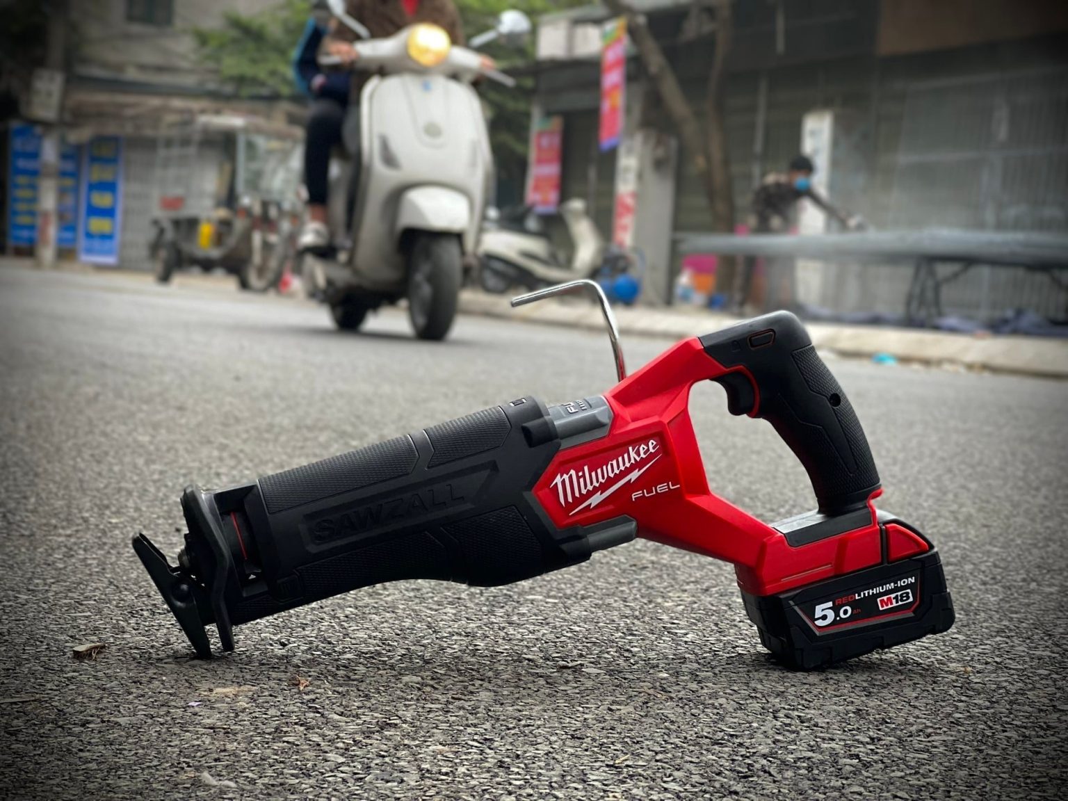 Đảm Bảo An Toàn và Hiệu Suất với Máy Cưa Kiếm Milwaukee M18 FSZ-0X03 ...